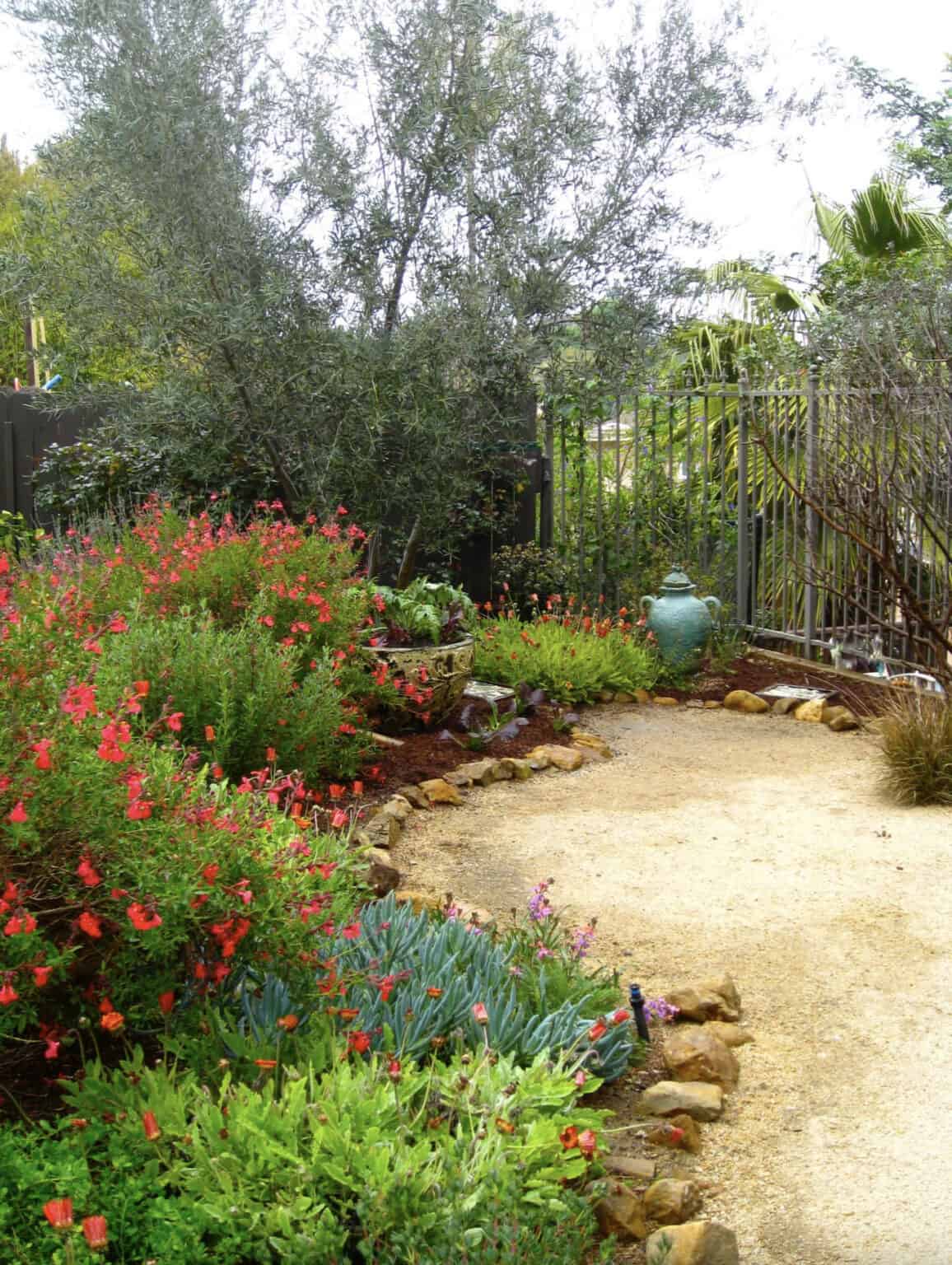 28 Amazing Garden Edging Ideas For The Most Stunning Curb Appeal