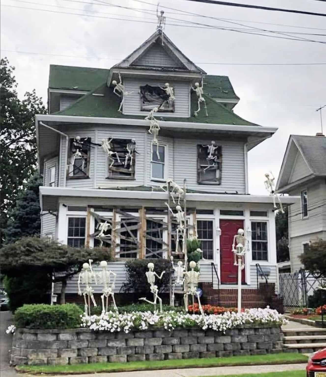 25+ Spooky And Creative Outdoor Halloween Decor Ideas