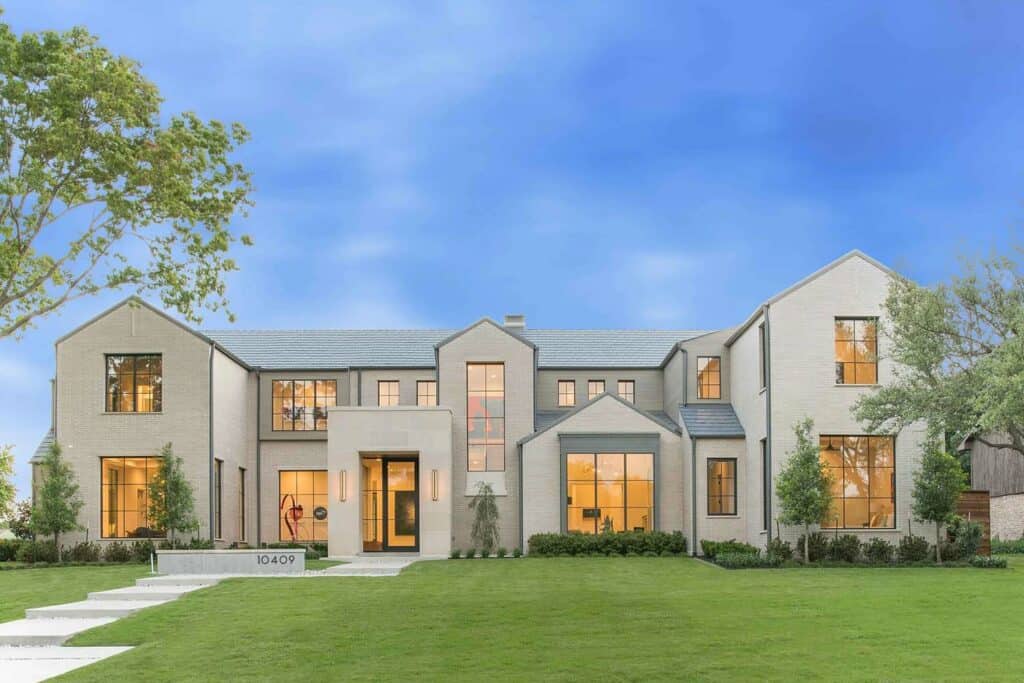 A luxurious modern home with stunning design details in Texas