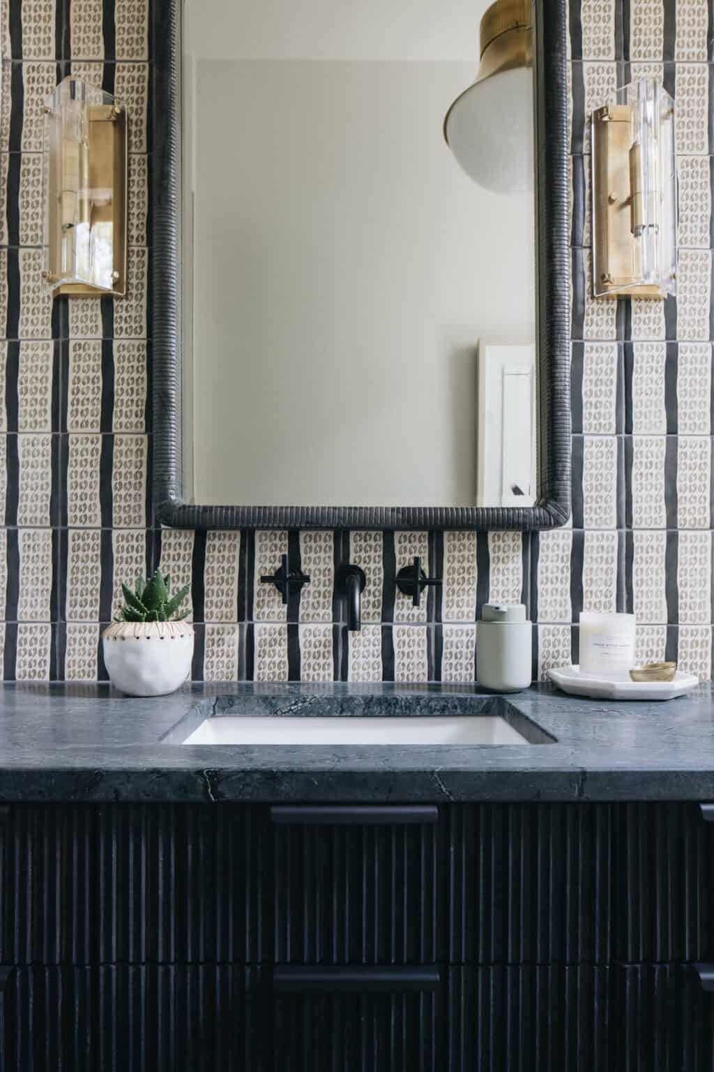 See this moody modern house in Illinois with stunning living spaces