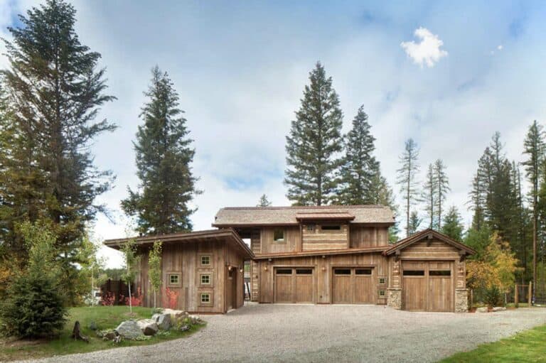 See this marvelous lake house in Montana with inviting rustic details