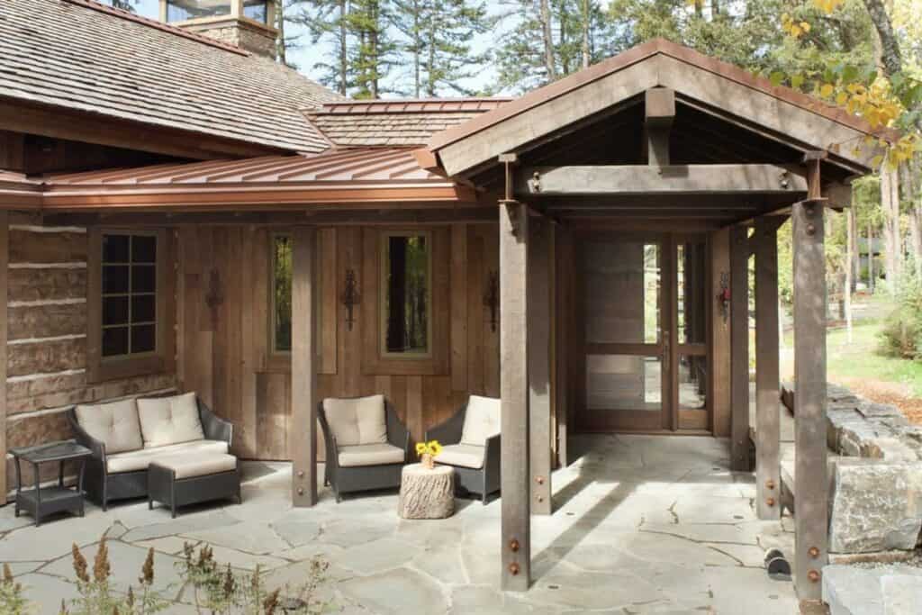 See this marvelous lake house in Montana with inviting rustic details