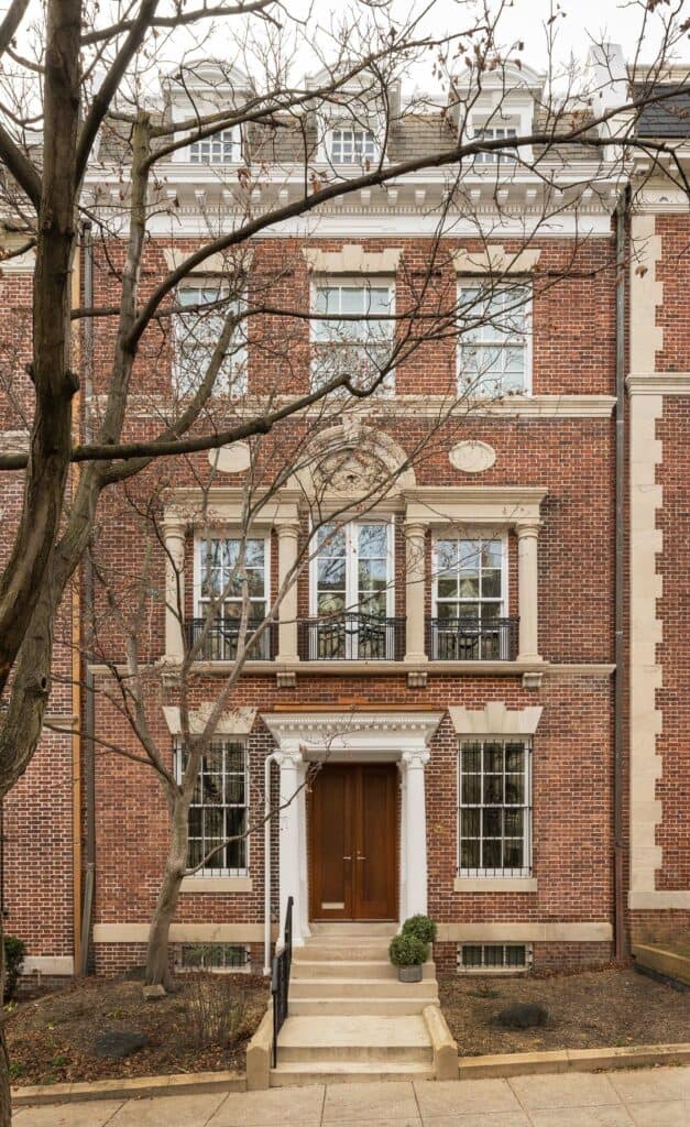 A modern renovation of a townhouse for empty nesters in Washington, DC