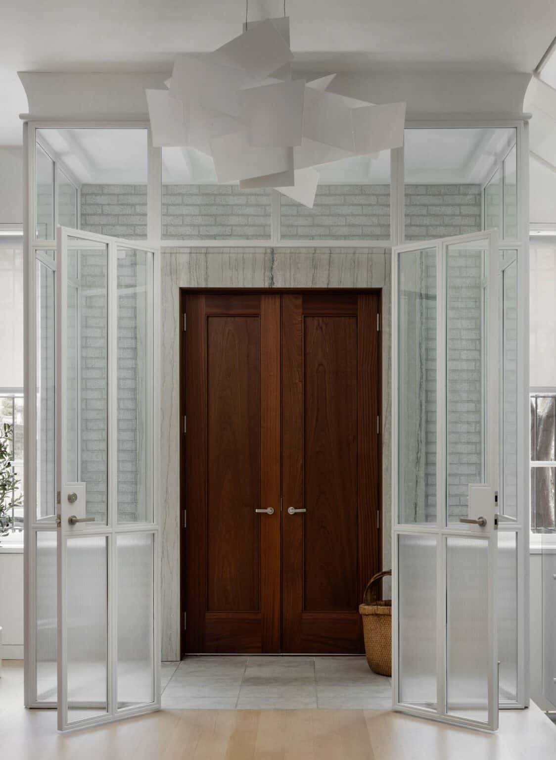 A modern renovation of a townhouse for empty nesters in Washington, DC