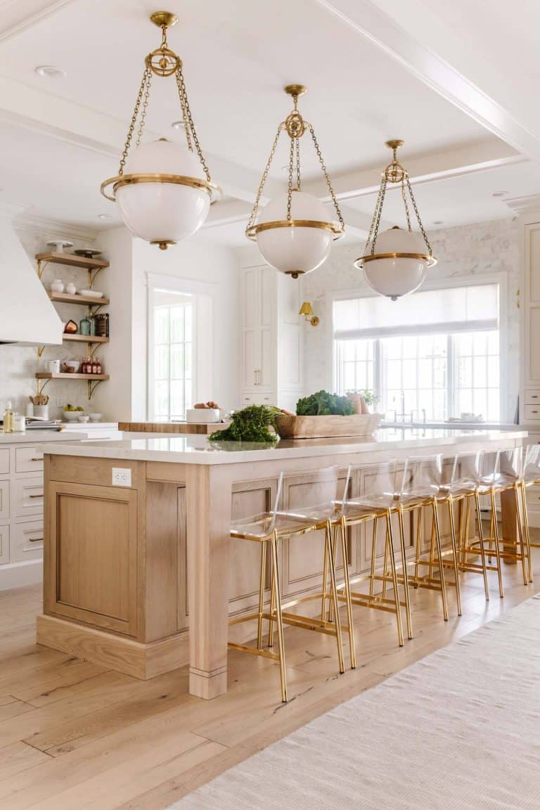 Tour this countryside colonial house in Utah with stylish living spaces