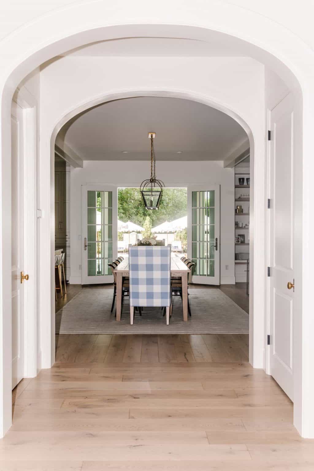 Tour this countryside colonial house in Utah with stylish living spaces
