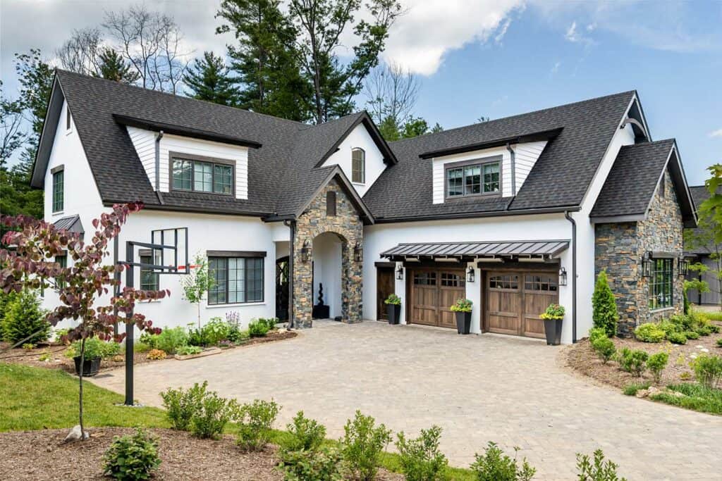 Tour this North Carolina home with bright and airy living spaces