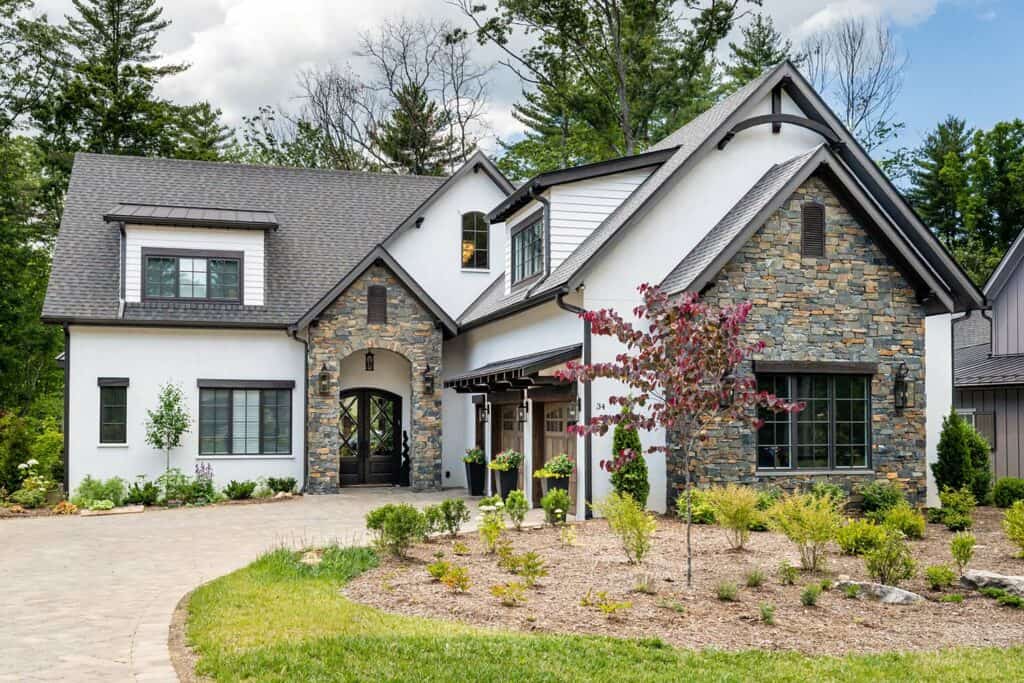 Tour this North Carolina home with bright and airy living spaces