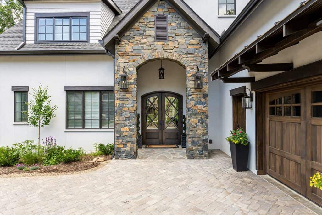 Tour this North Carolina home with bright and airy living spaces