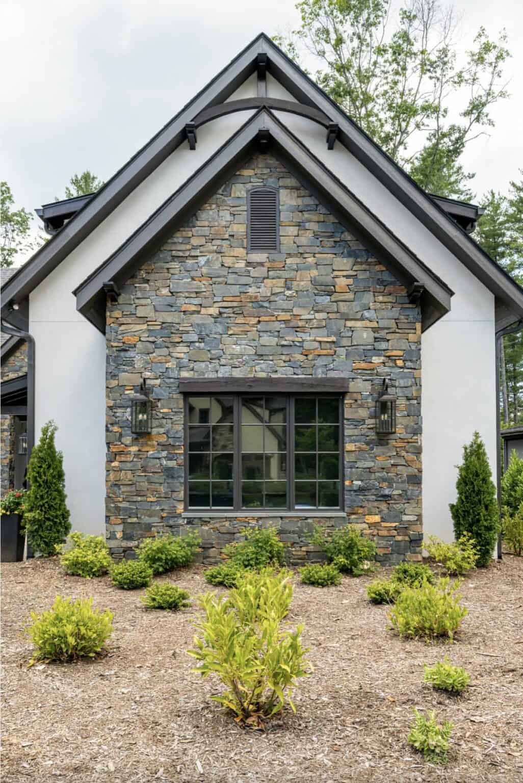 Tour this North Carolina home with bright and airy living spaces