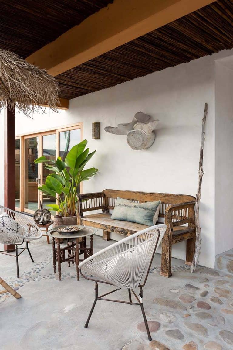 A California beach house blends coastal charm with vintage details