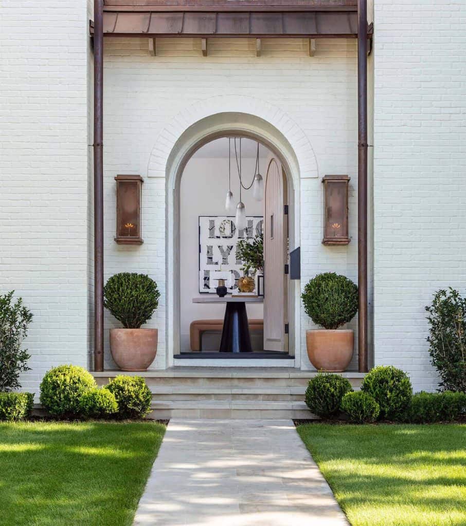 A peek into this stunning English style house with luxe interiors in ...