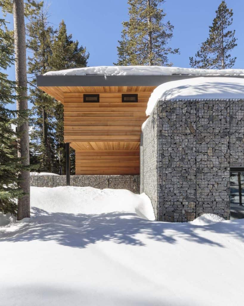 An impressive mountain modern ski retreat nestled in the Sierra Nevadas