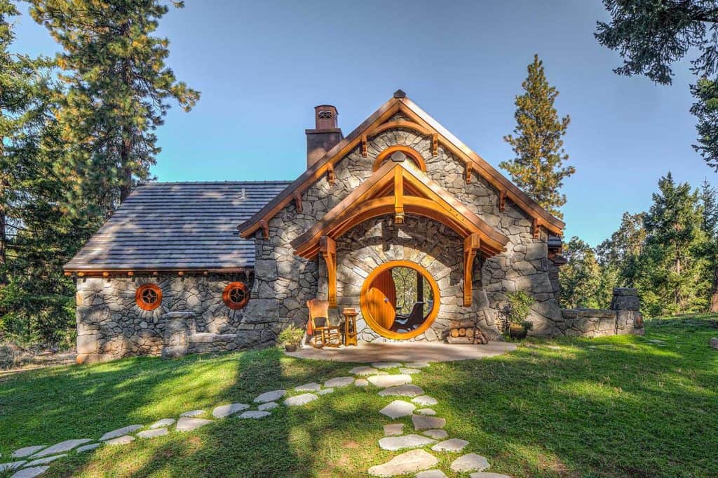 See this amazing stone cottage in Oregon: Hobbit House at Dragonfly Knoll