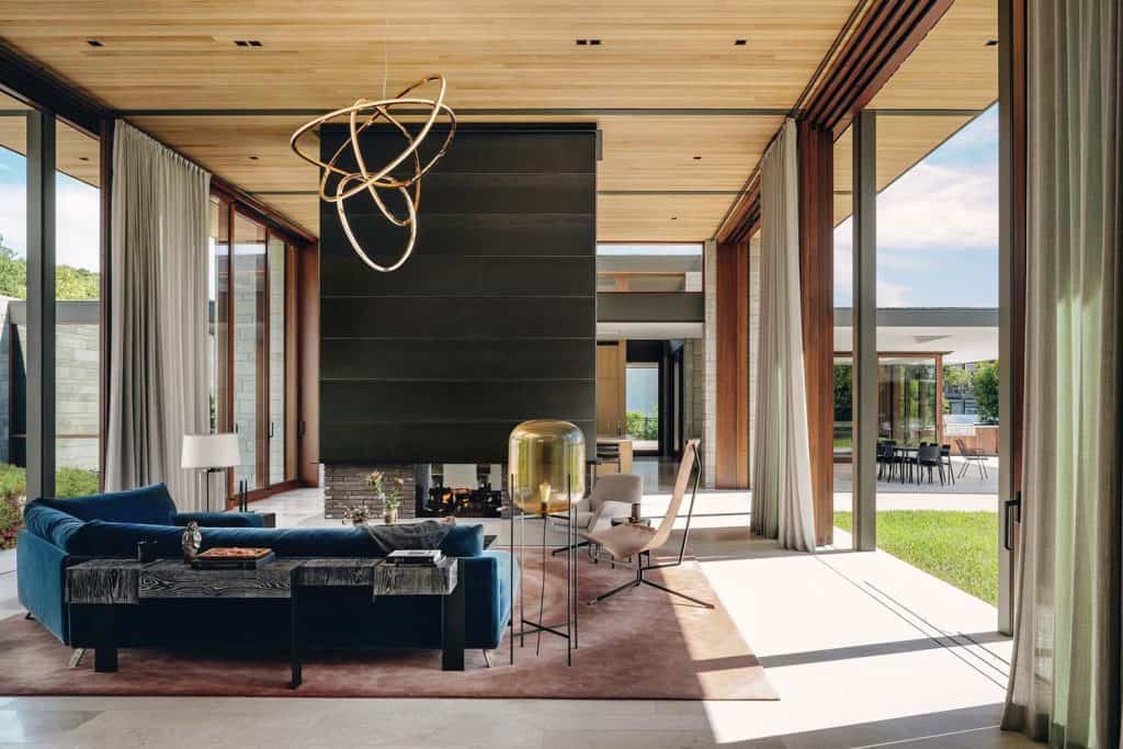 See this incredibly stunning house on the water's edge of Lake Austin