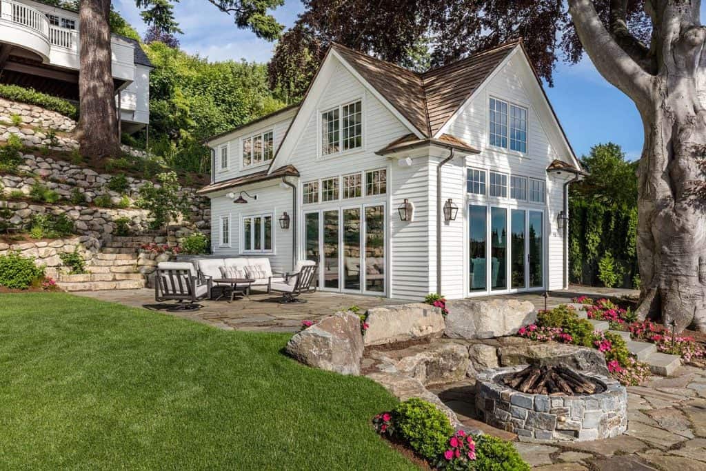 A charming lakeside cottage home with scenic views over Lake Washington