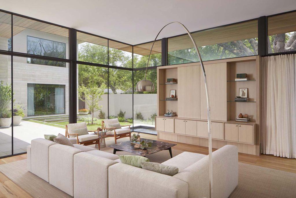 See this amazing Dallas home for empty nesters with indoor outdoor living