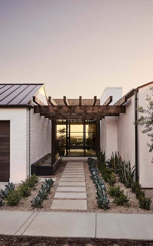 This stunning Corona Del Mar house shows off modern organic architecture