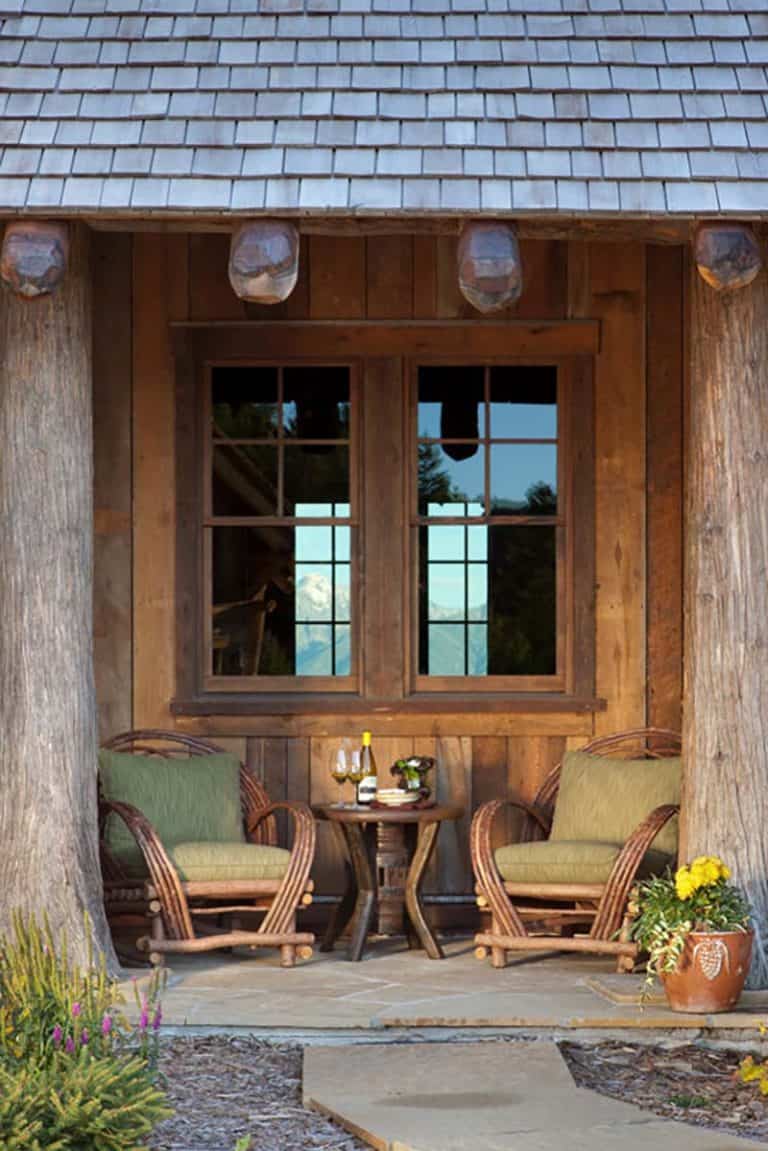 A rustic dream house surrounded by the breathtaking Montana mountains