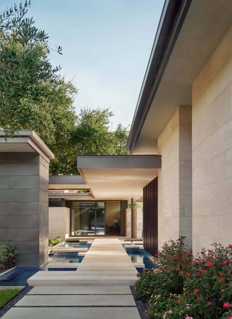 Take a tour of this marvelous Lake Austin home with breathtaking water ...