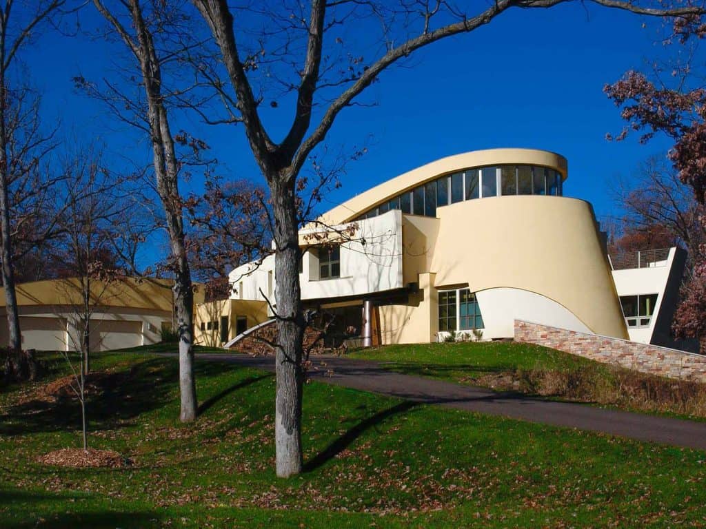 A visually stunning sculptural home in Minnesota: Curves and Colors House