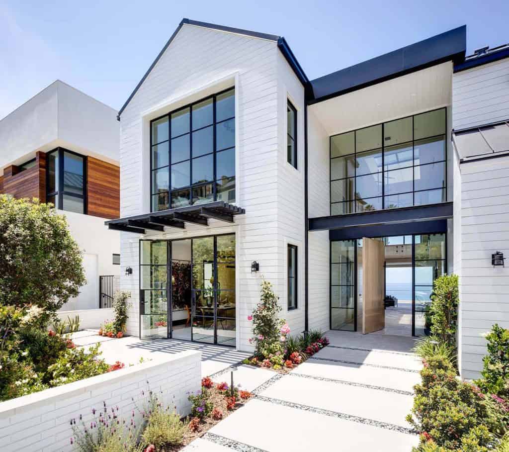 Coastal contemporary home with indoor/outdoor living in Southern California