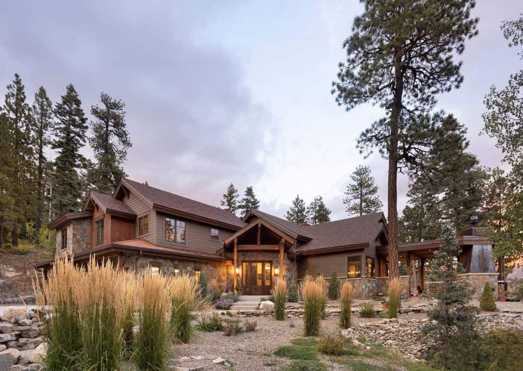 Traditional timber home with amazing views of the Grenadier Mountain Range