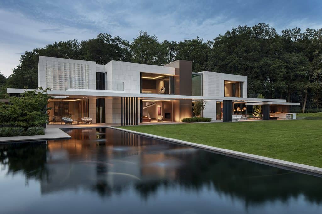 See this spectacular contemporary home in Belgium surrounded by nature