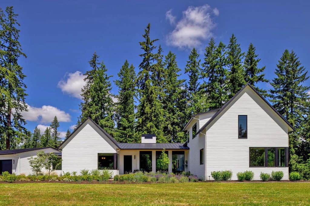 See this stunning Pacific Northwest farmhouse home with modern elegance