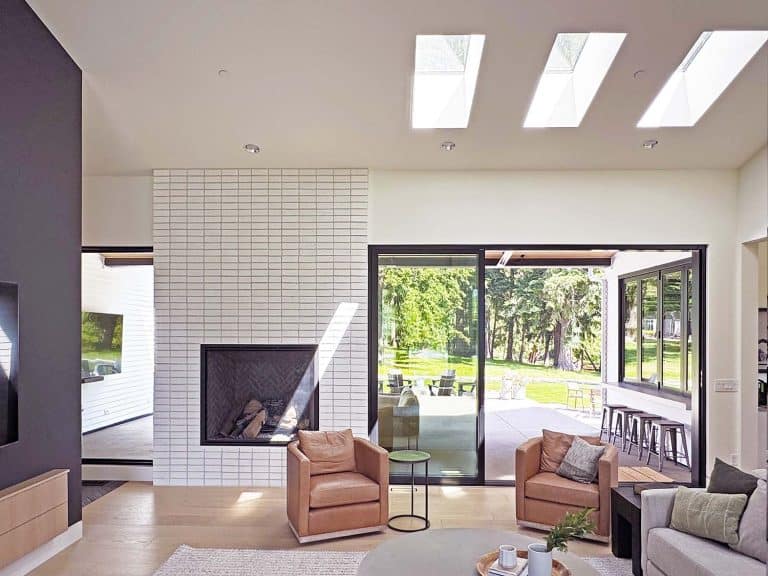 See this stunning Pacific Northwest farmhouse home with modern elegance