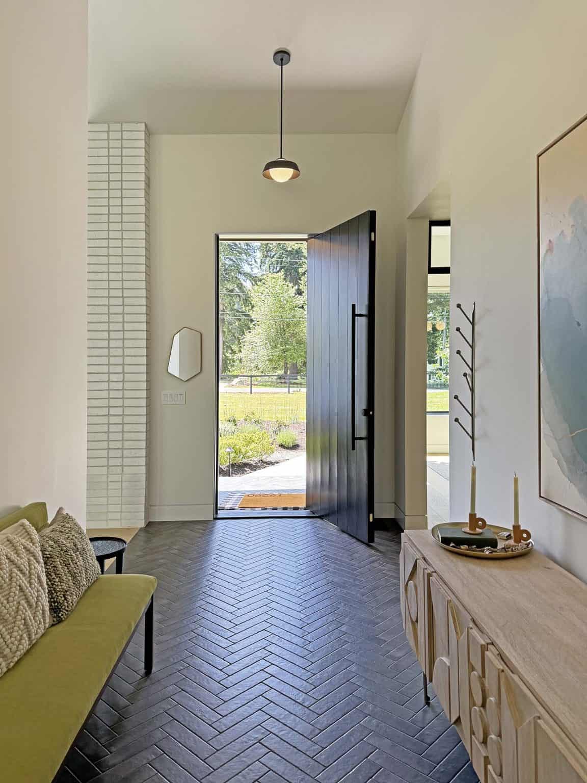 See this stunning Pacific Northwest farmhouse home with modern elegance