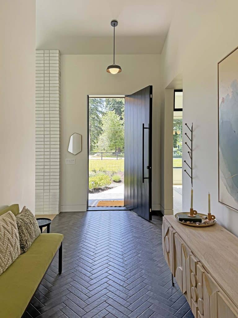 See this stunning Pacific Northwest farmhouse home with modern elegance