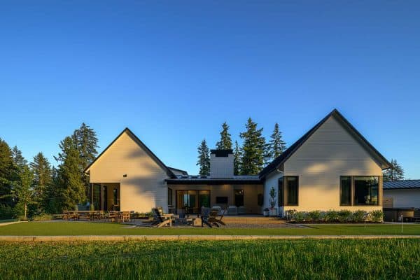 See this stunning Pacific Northwest farmhouse home with modern elegance