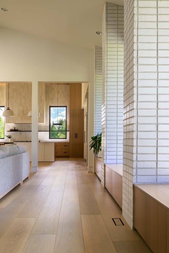 See this stunning Pacific Northwest farmhouse home with modern elegance