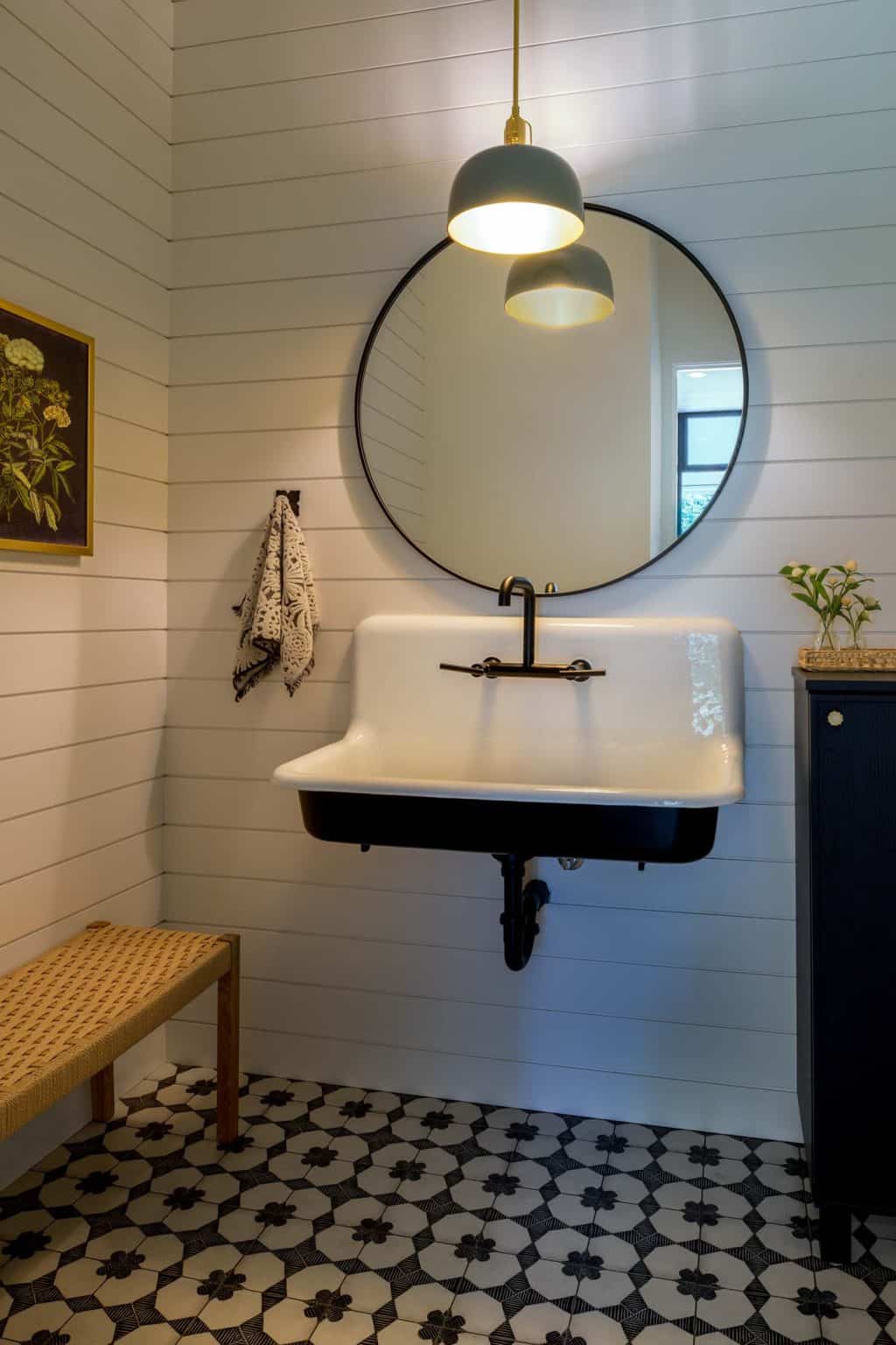 See this stunning Pacific Northwest farmhouse home with modern elegance