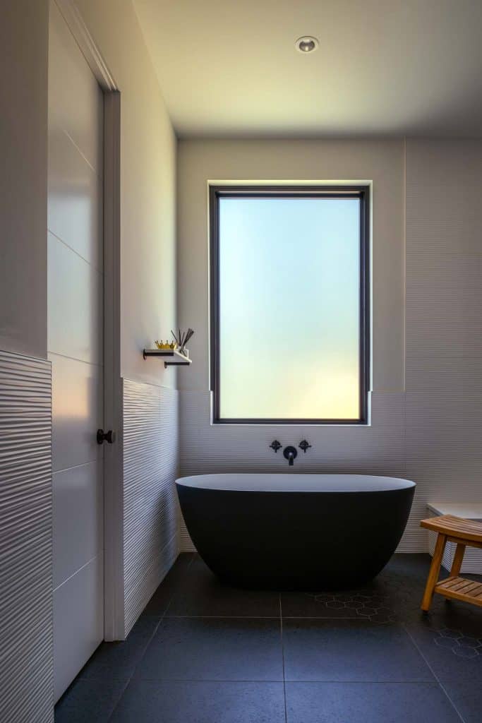 See this stunning Pacific Northwest farmhouse home with modern elegance