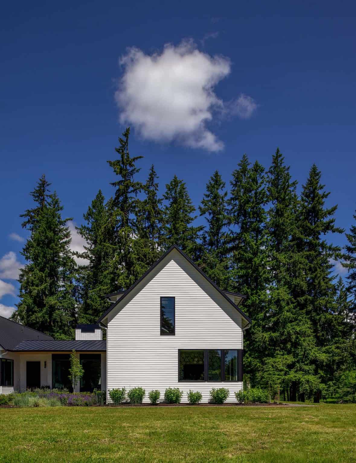 See this stunning Pacific Northwest farmhouse home with modern elegance