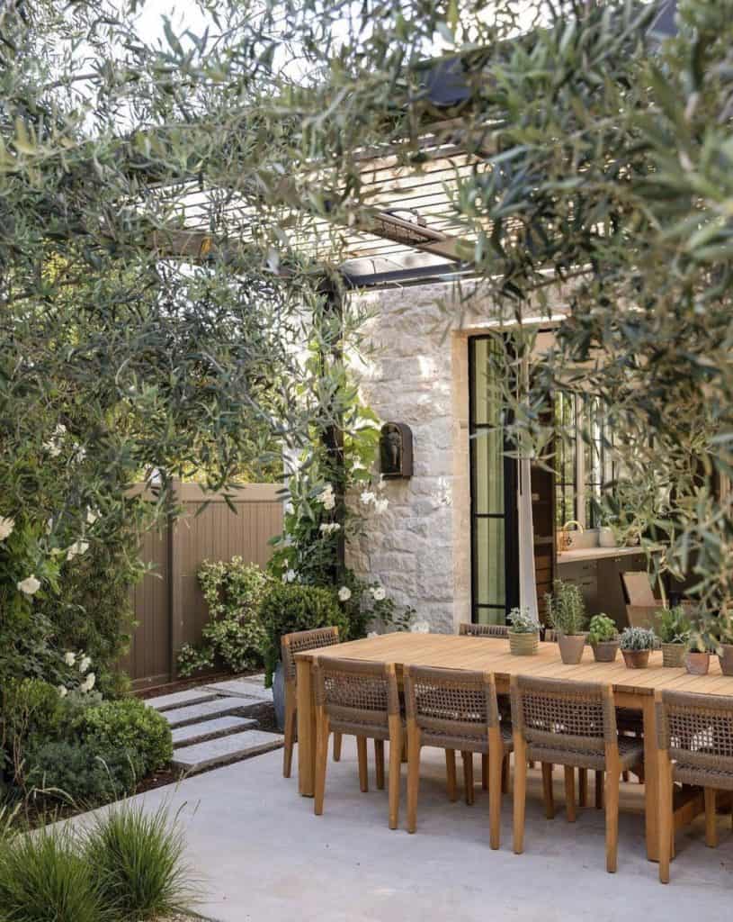 18 Dreamy Backyard Living Spaces For A Serene Outdoor Oasis