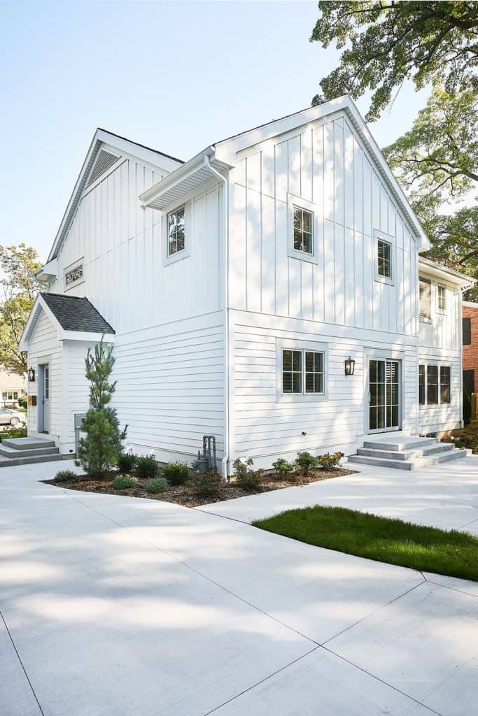 See this absolutely beautiful Michigan house with modern farmhouse flair