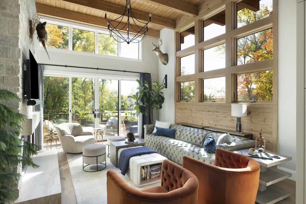 Inside this modern lakeview retreat with inviting warmth in Minnesota