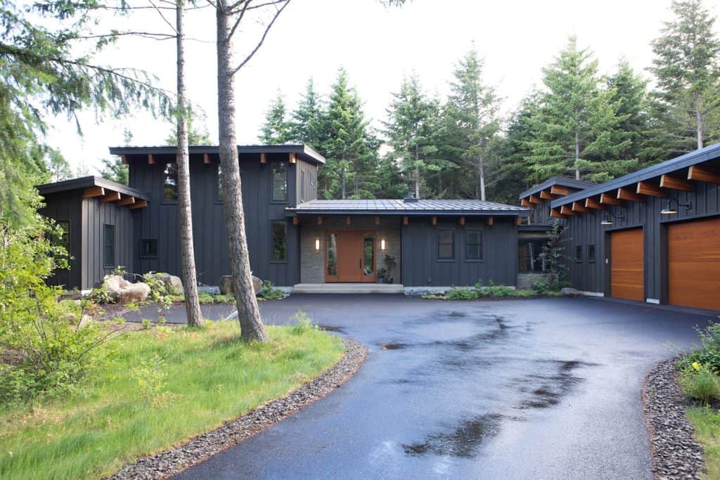 A beautiful mountain home in perfect harmony with nature in the Cascades