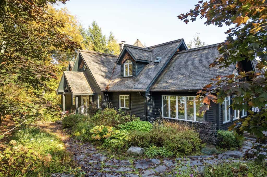 This renovated Lake Muskoka house offers a serene and inviting getaway
