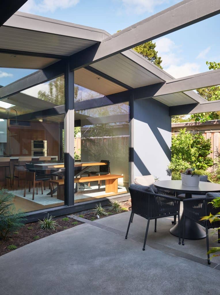 An Eichler home in Palo Alto gets renovated with a fabulous courtyard