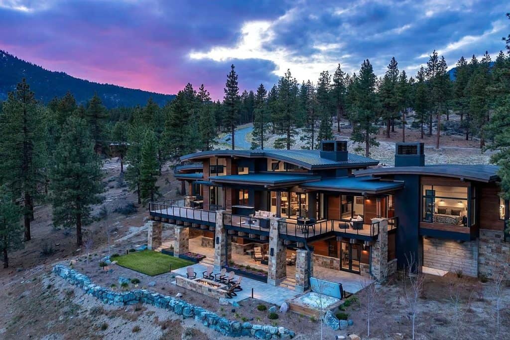 Modern dwelling with breathtaking views of the Sierra Nevada Mountains