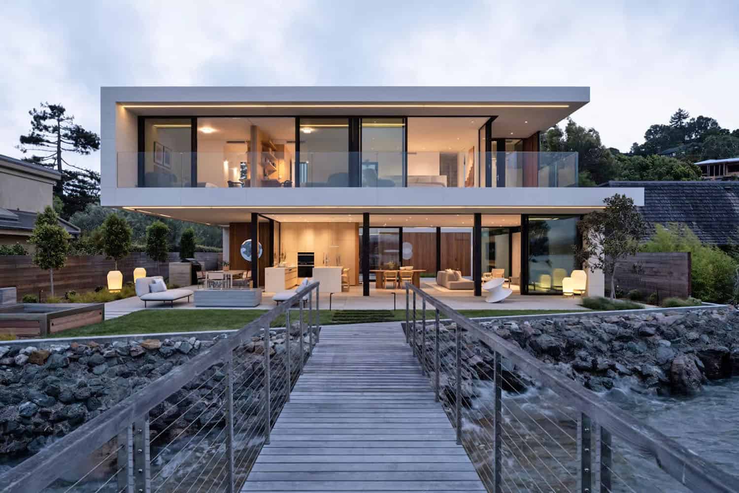 A minimalist waterfront house with magnificent San Francisco Bay Views
