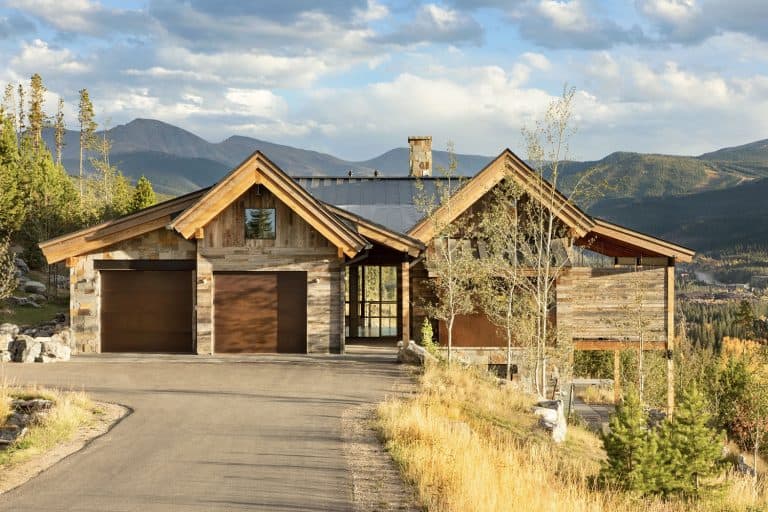 A contemporary hillside house connected to its surroundings in Colorado