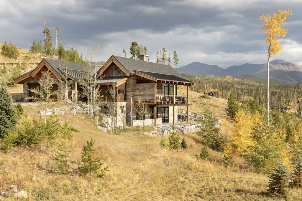 A contemporary hillside house connected to its surroundings in Colorado