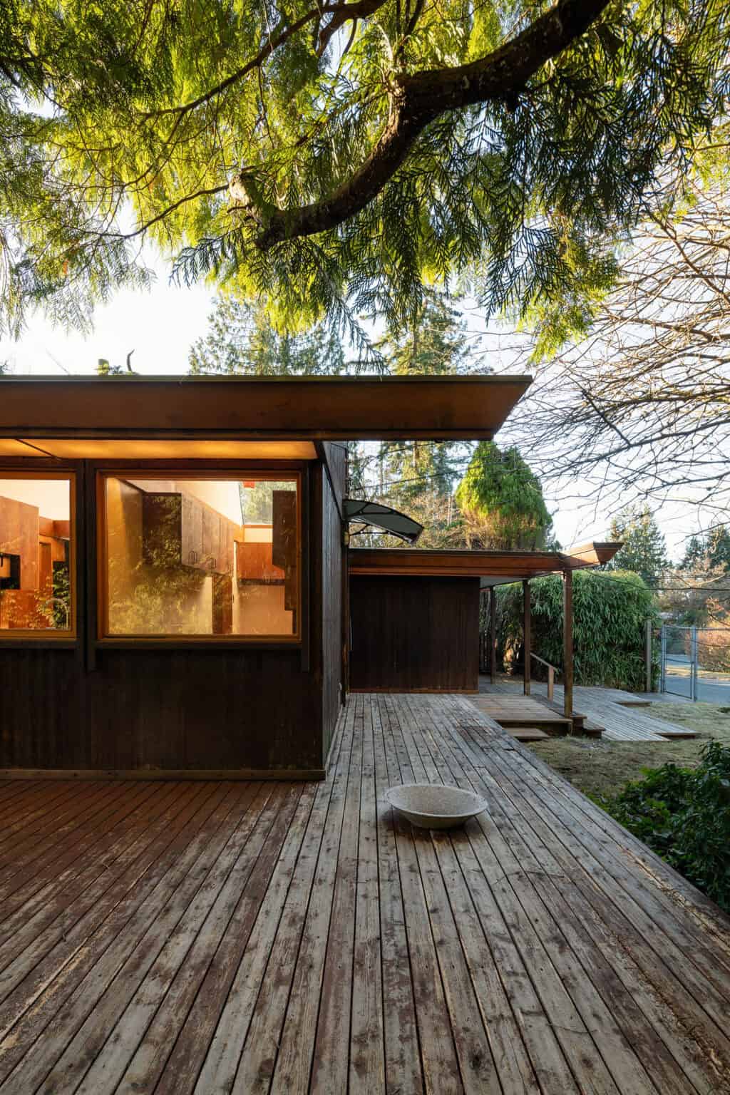 See this midcentury masterpiece in North Vancouver with Japanese influences