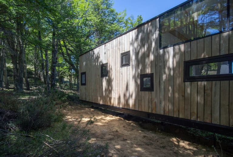 See this secluded lakeside retreat in beautiful Patagonia: Pollux Refuge