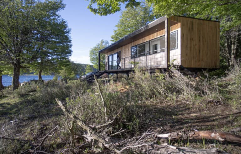 See this secluded lakeside retreat in beautiful Patagonia: Pollux Refuge